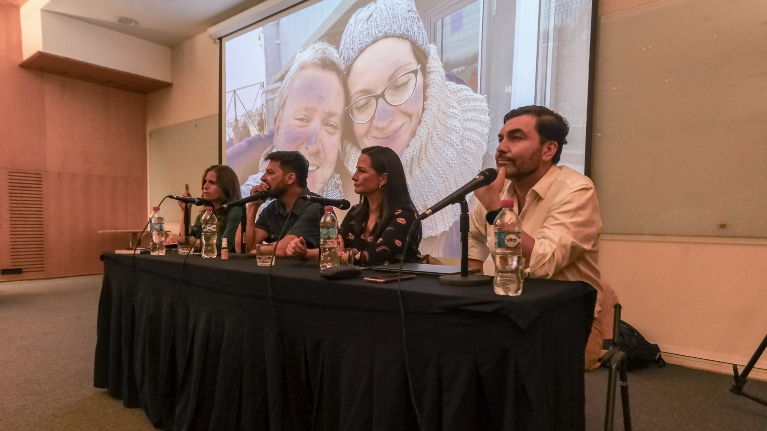 “Miradas perdidas”: Periodistas Andrea Arístegui y Gonzalo Montaner ...